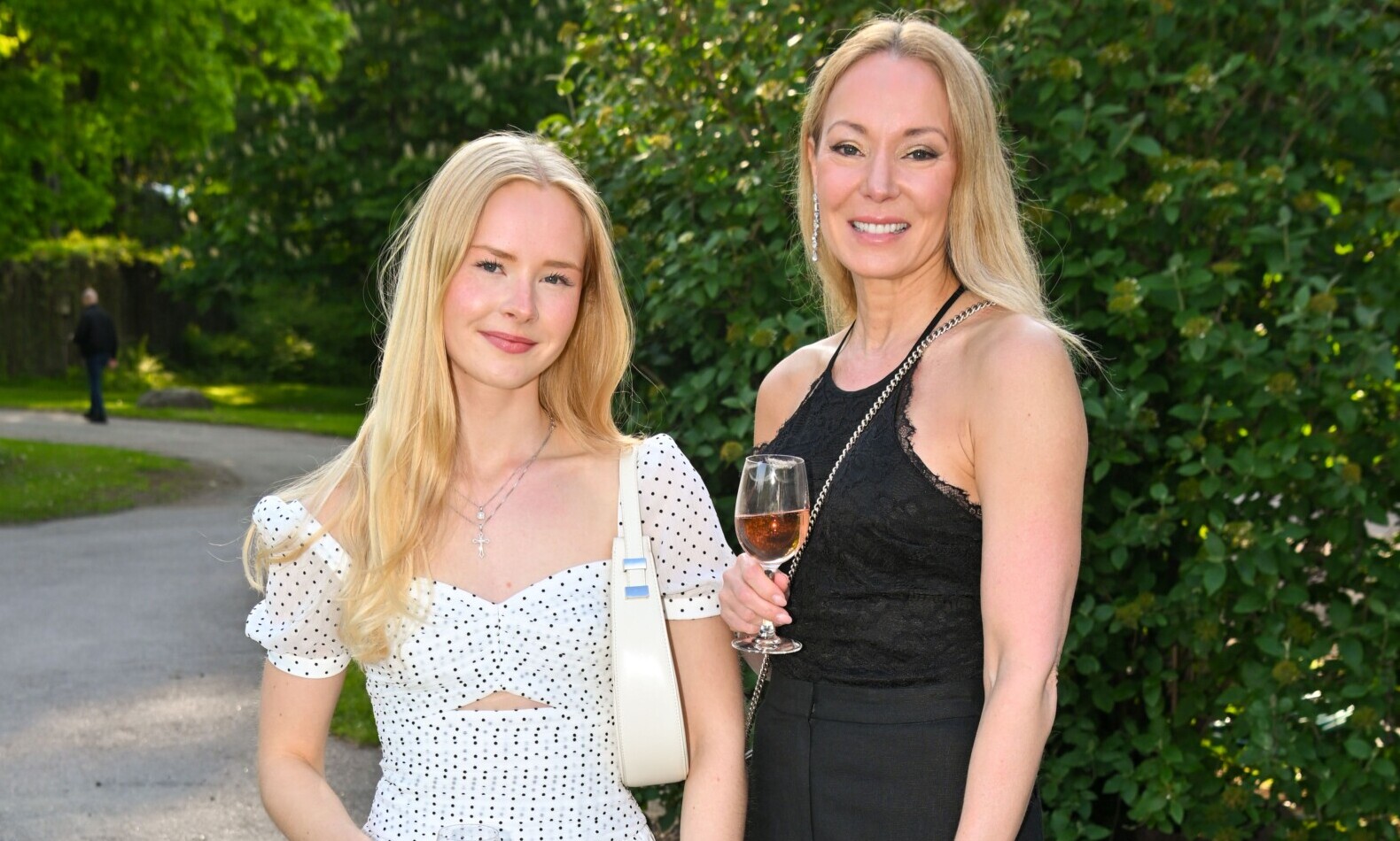 Jenni Ahola julkaisi upeita matkakuvia – poseerausta mallityttären ...