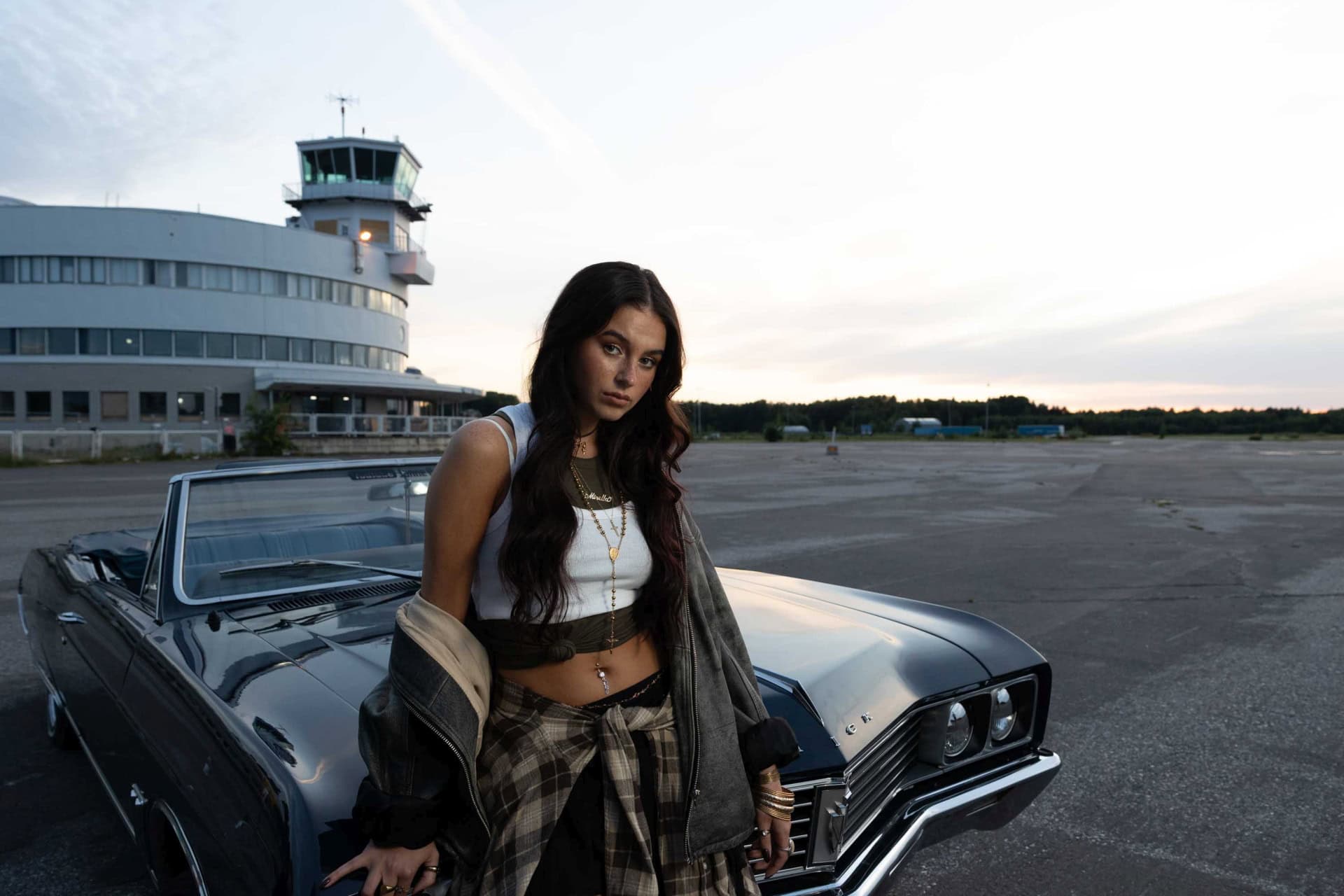 Tämä nuori naisartisti on noussut raketin lailla Suomen suurimpien tähtien joukkoon – nyt on ...