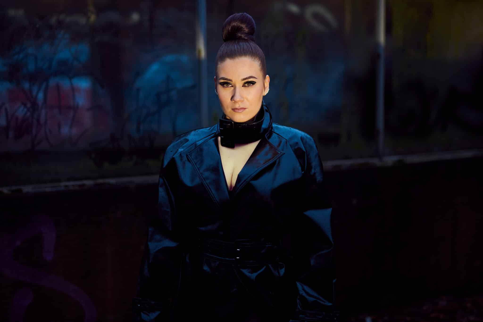 Bess älähti koskettelusta - ääniteknikko laittoi mikin povelle: "Nyt ...