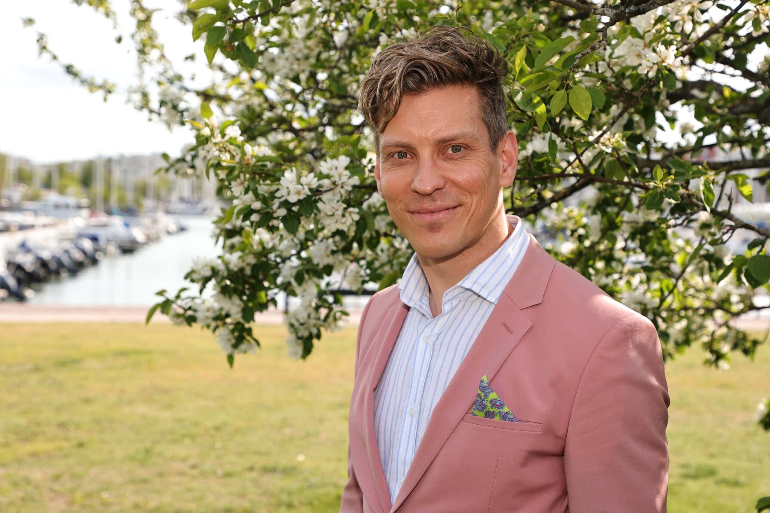Näyttelijä ja juontaja Antti Holma: Huikea uusi työ! - Como.fi