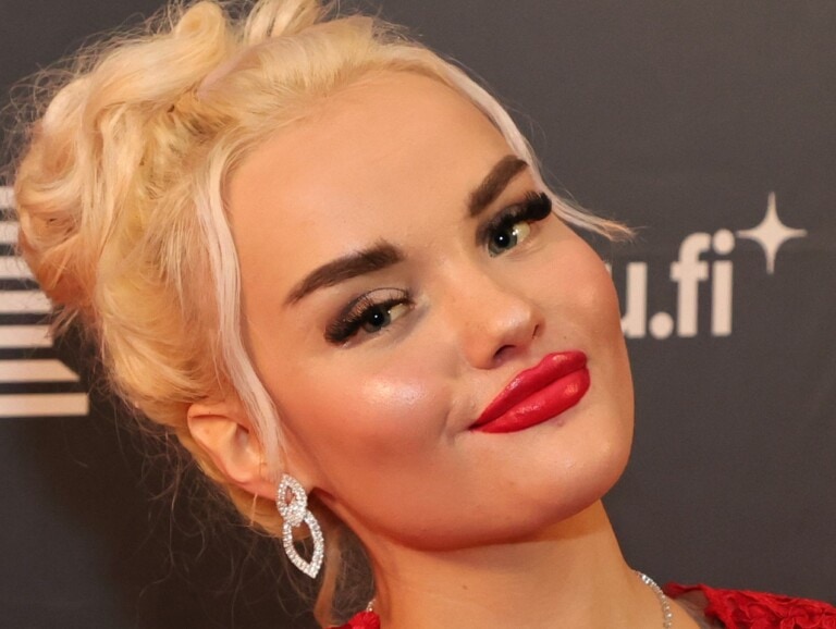 Kulta-Iida Vainio hakee peliseuraa - minihame paljastaa takamuksen! - Como.fi