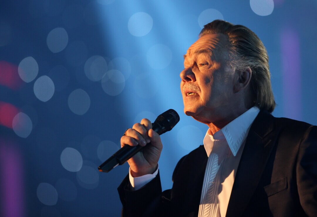 Suomalaisen laulajalegendan syntymästä 80 vuotta – mittavalla muistokiertueella valtava määrä ...