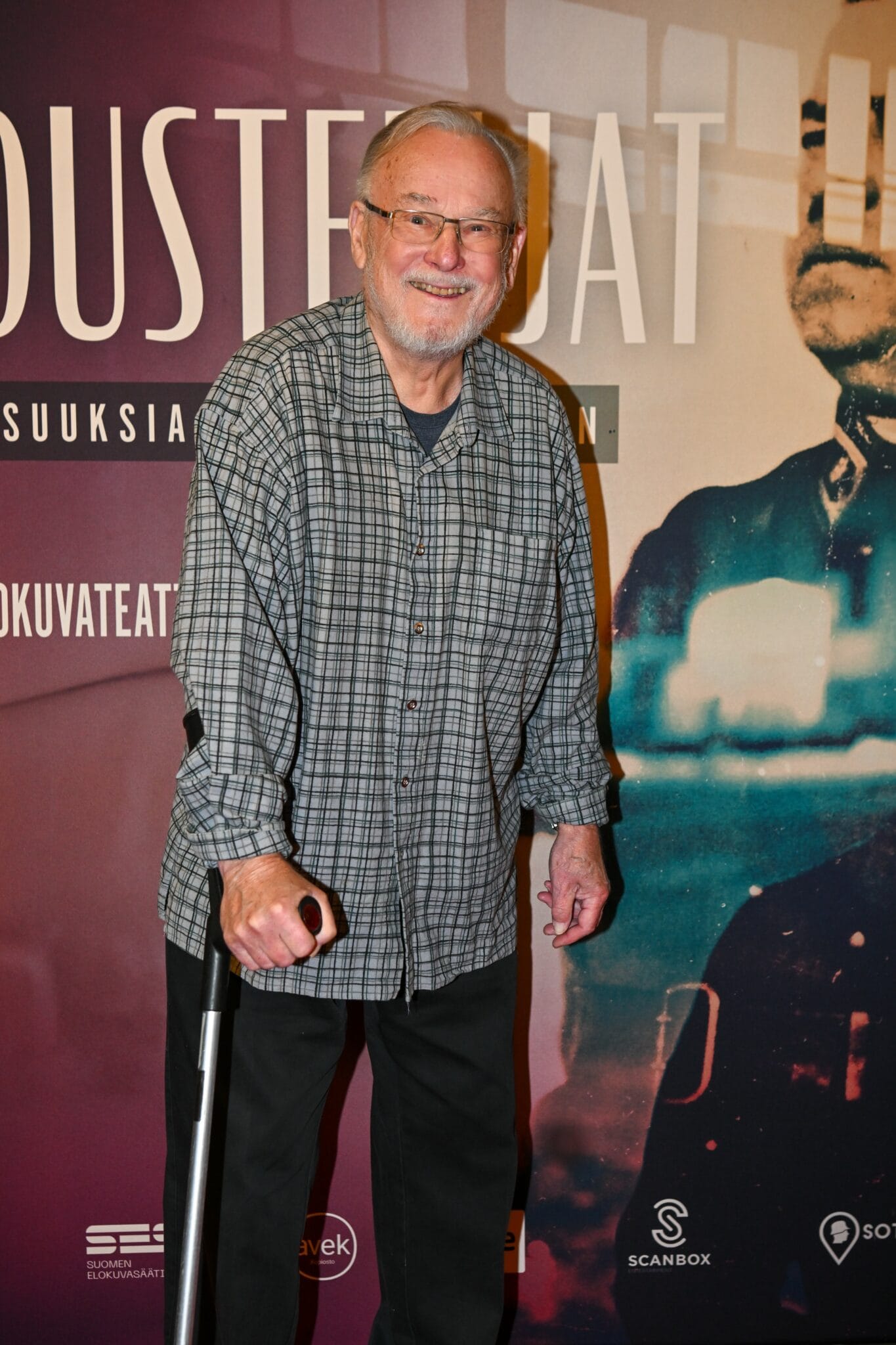 Tältä näyttää kepin kanssa kävelevä Hannu Karpo nyt - uhkasi purra toimittajaa! - Como.fi