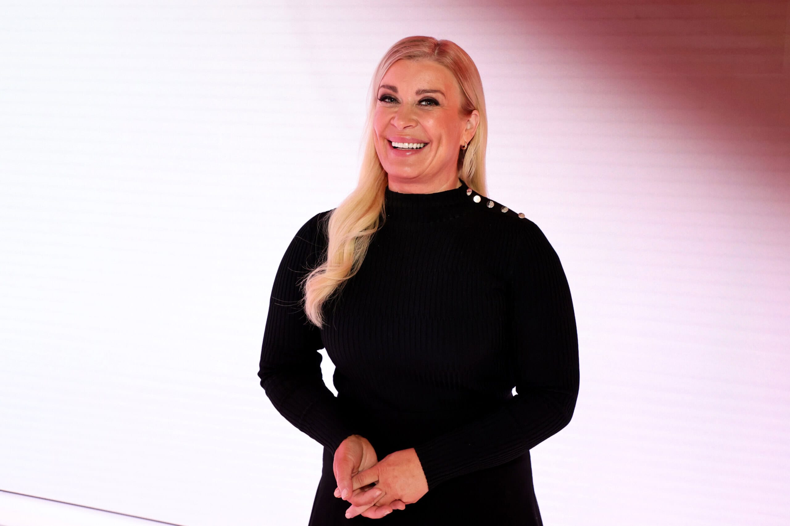 MTV: Uutisankkuri Kirsi Alm-Siira kaatuili umpihumalassa baarissa ...