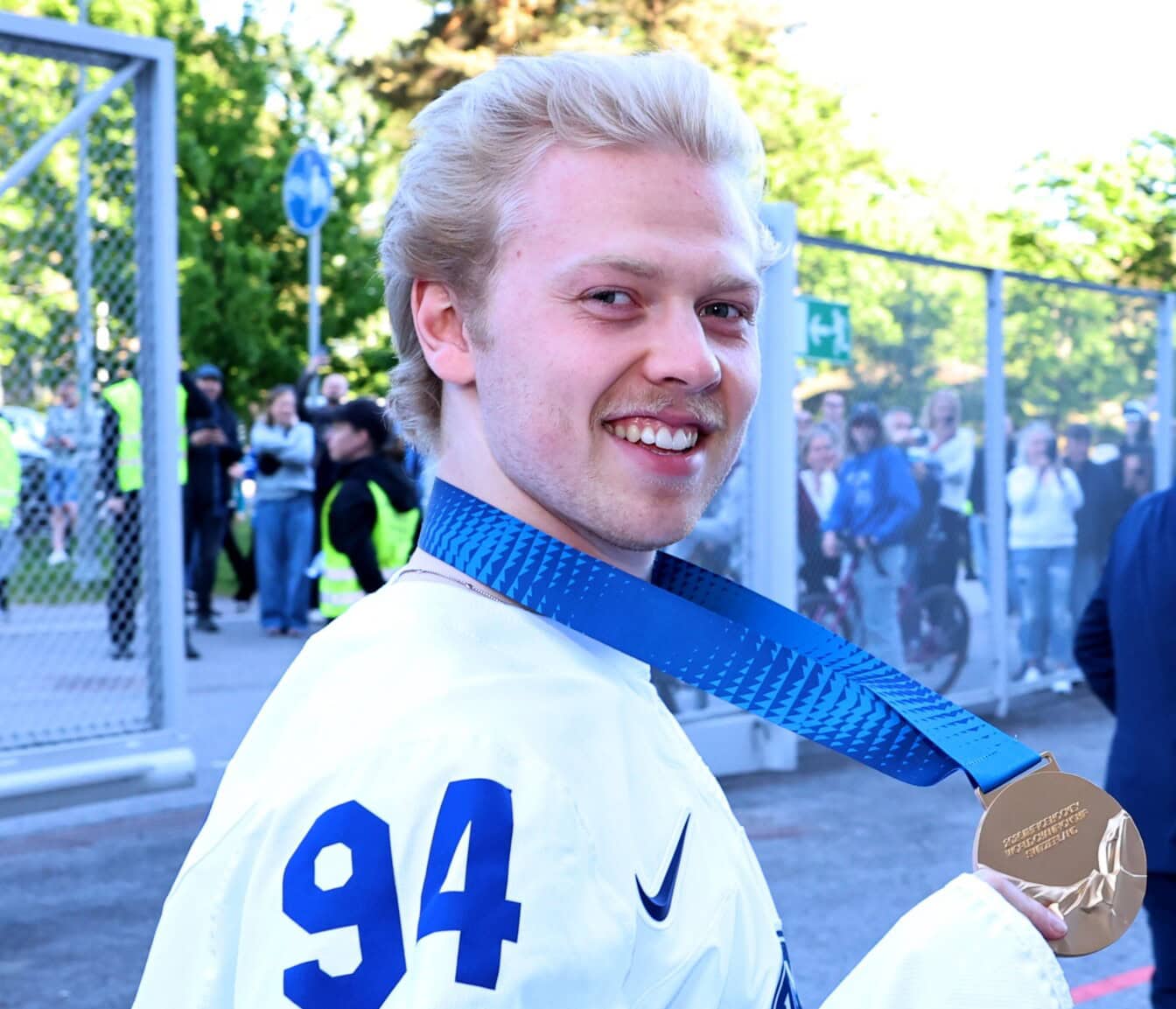 Tässä hän on - Konsta Helenius ja somesta tuttu upea blondikaunotar ...