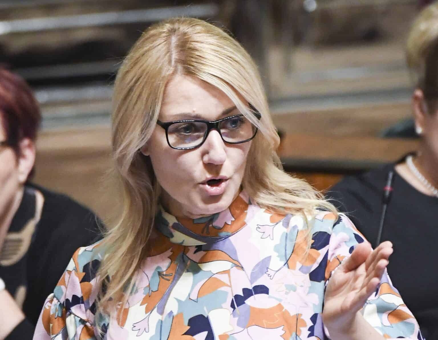 Kansanedustaja Maria Guzenina julkaisi hassun kuvan - teksti oli ...