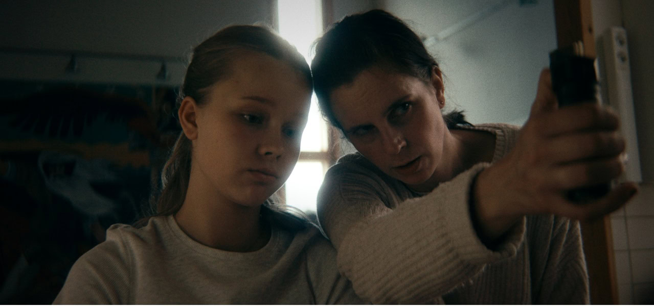 Olga Temonen ja Helga-tytär videolla - tämä on alkoholistiäidin ja ...