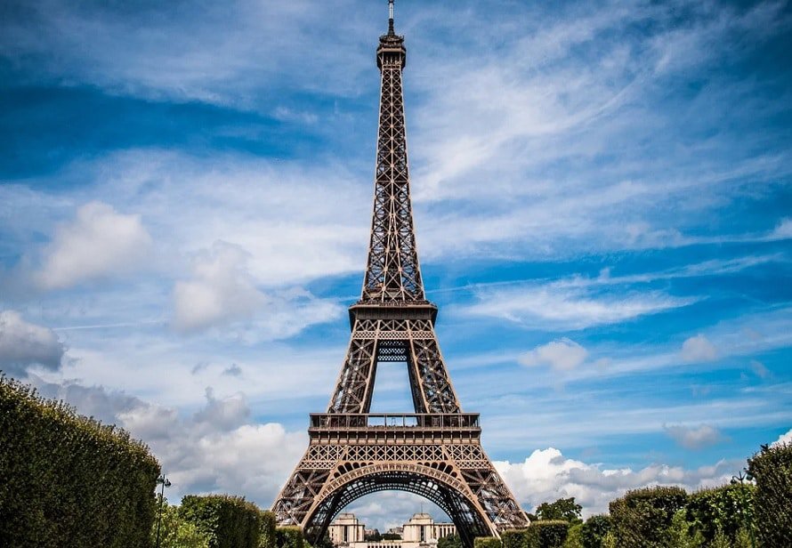 Järkyttävä kuva: Eiffel-torni lävisti miehen jalan! - Como.fi