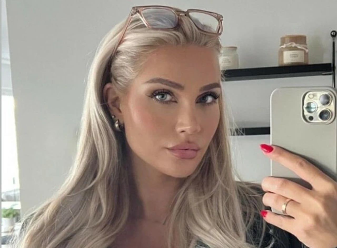 Käsittämättömät kuvat: Rosa-Maria Ryyti sukkanauhoissa olohuoneessa ...