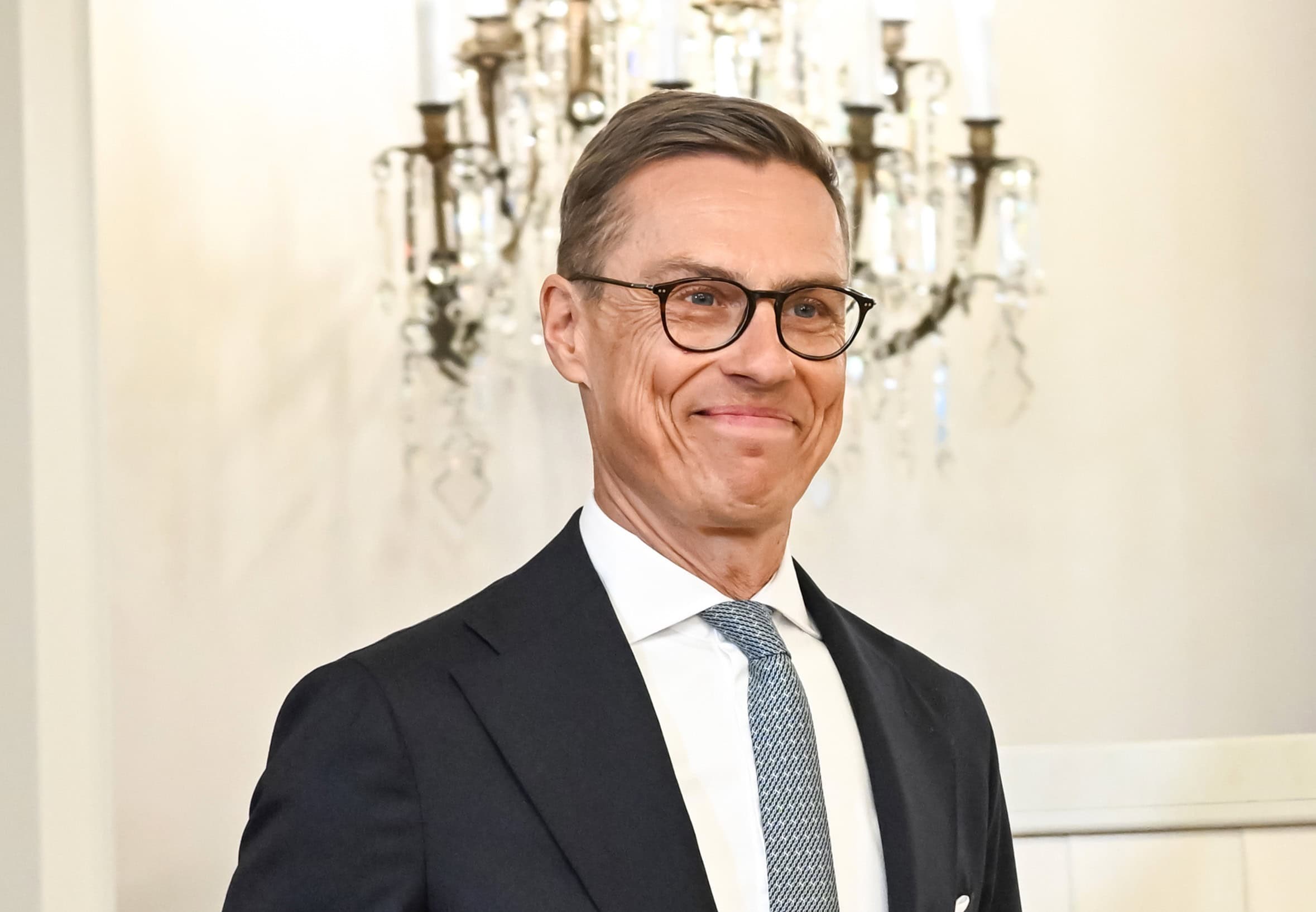 Alexander Stubb julkaisi kuvan kotoaan: "Kirjani näyttävät sotkuisilta ...
