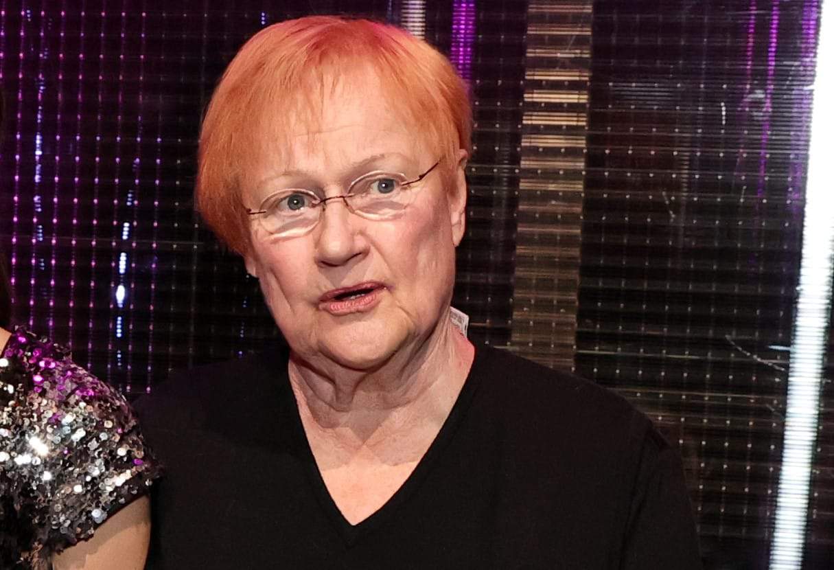 Presidentti Halonen käsi kädessä nuoremman miehen kanssa - nuorempi ...