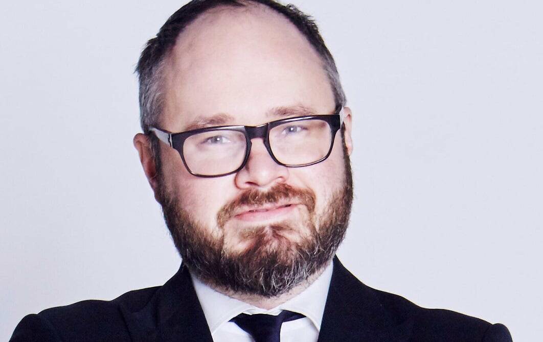 Tuomas Enbuske aikoo vetää kurahousut päälle, juoda kopan kaljaa ja ...